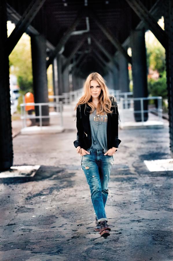 Literatur mal ganz anders: Sängerin Alexa Feser live | KIELerLEBEN ...